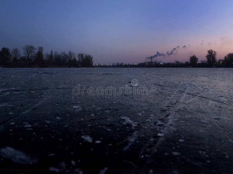 Bevroren Rivier in Wenen Met Horizon Stock Foto - Image of donau ...