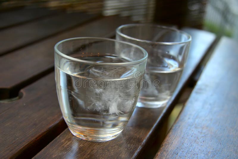 Bevroren Water En Blauwe Fles Stock Foto - Image of aqua, blauw: 6245972