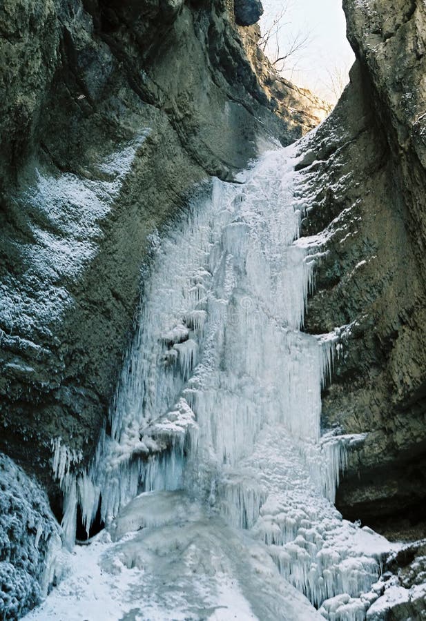 Bevroren Waterval stock foto. Image of gletsjer, dalingen - 4241540