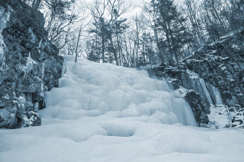 Bevroren waterval stock foto. Image of landschap, bevroren - 49788640