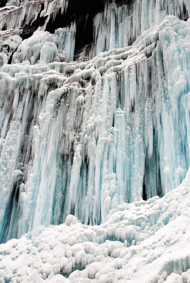 Bevroren Waterval En Sneeuw Stock Afbeelding - Image of buiten ...