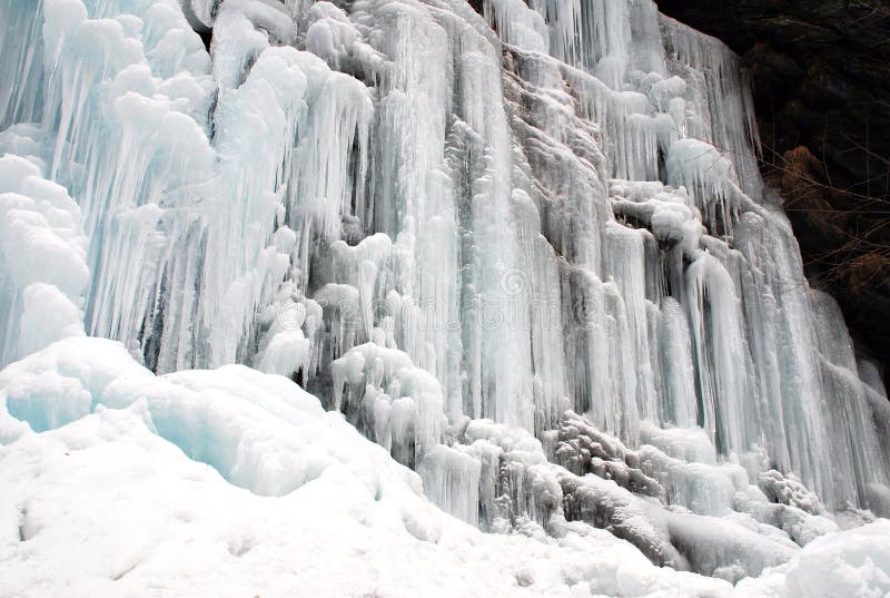 Bevroren Waterval En Sneeuw Stock Afbeelding - Image of buiten ...