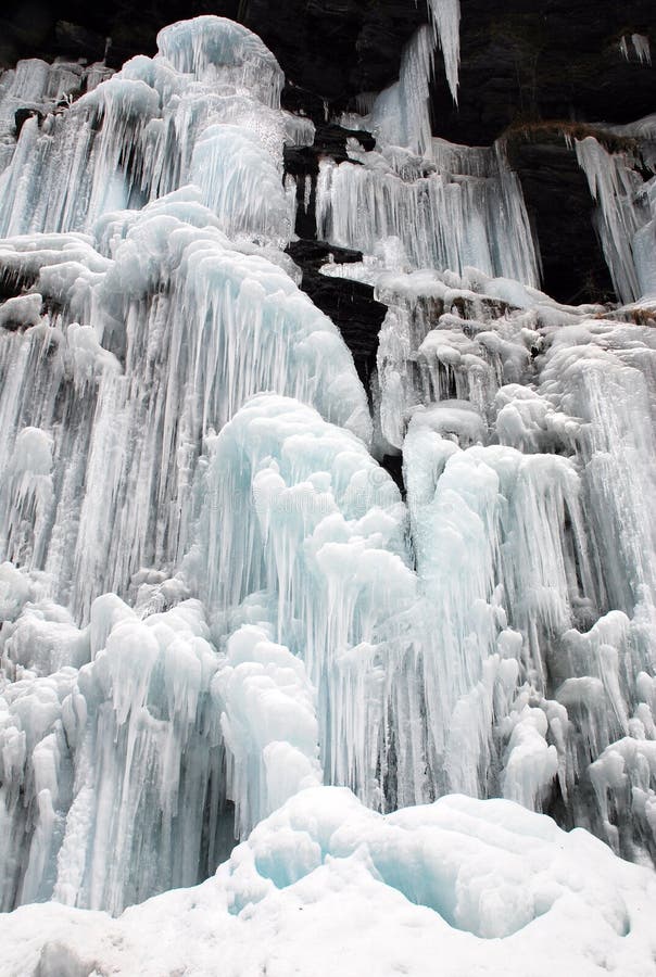 Bevroren Waterval En Sneeuw Stock Afbeelding - Image of buiten ...