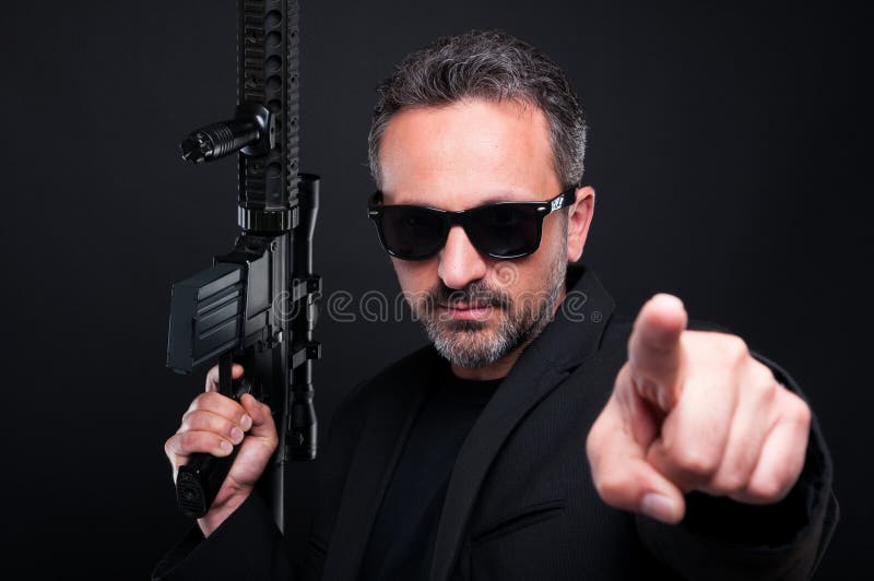 Bewaffneter Mafiachef, Der Sie Mit Dem Finger Zeigt Stockbild - Bild ...