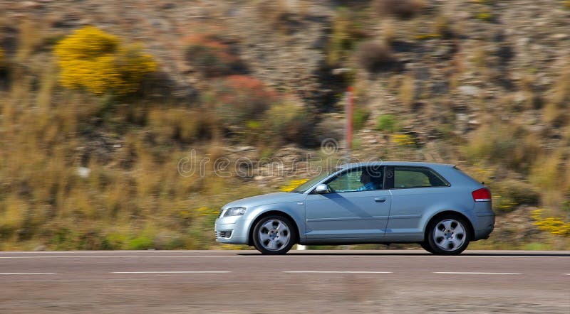 Bewegende auto stock afbeelding. Image of grijs, licht - 744361