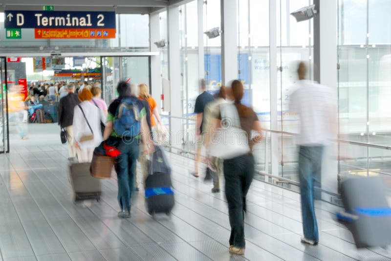 Bewegende mensen stock foto. Image of bestemming, gebouw - 2996546