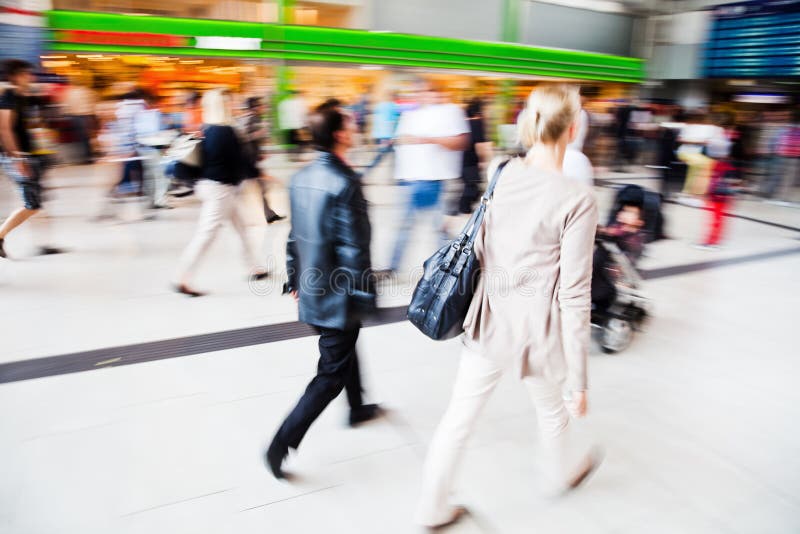 Bewegende mensen stock afbeelding. Image of reis, winkelen - 31674373