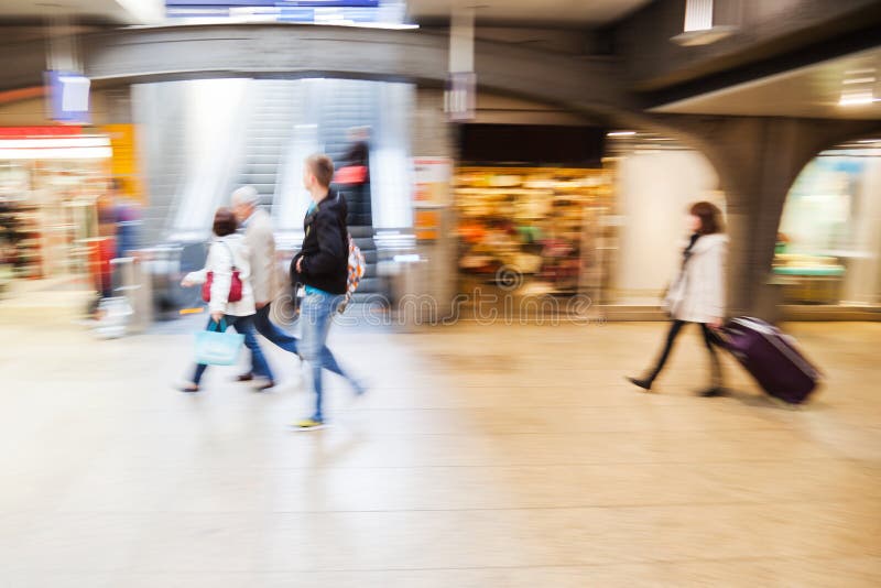 Bewegende Mensen Bij Een Post Stock Afbeelding - Image of zakken, vaag ...