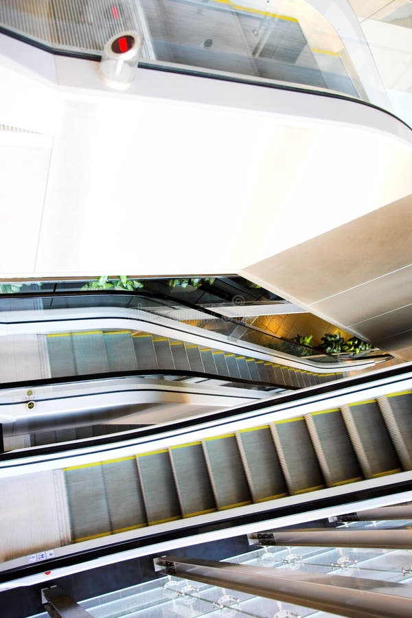 Menigte op roltrap stock afbeelding. Image of zaal, centrum - 7843125