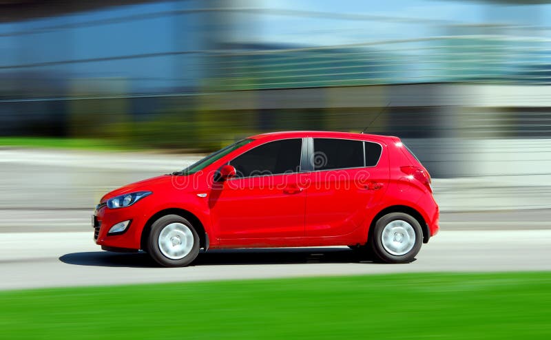 Bewegliches Kleines Rotes Auto Stockfoto - Bild von methode, drehzahl ...