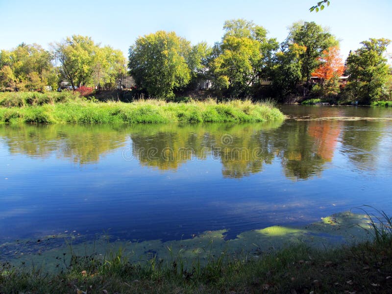 Bezinning in een Rivier stock afbeelding. Image of water - 41760939