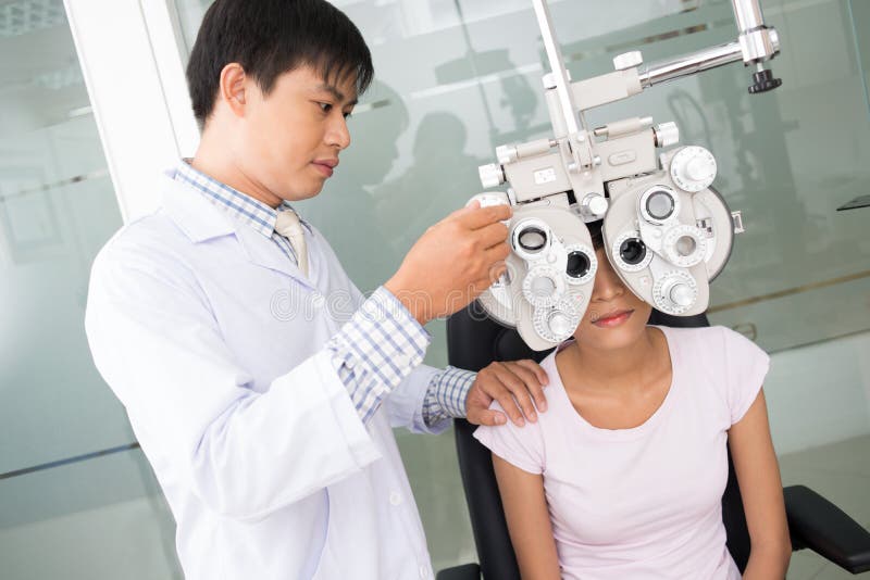 Vrouw Die Oogtest Met Optometrist in De Kliniek Van Het Ooggezicht Doen ...