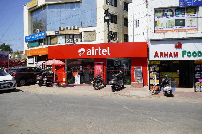 152 Vehicles Storefront Stock Photos - Free & Royalty-Free Stock Photos ...