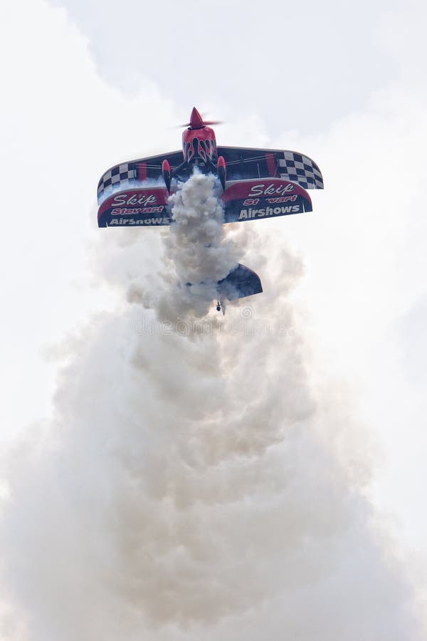 Bi plane stunt editorial image. Image of smoke, stunt - 83316255