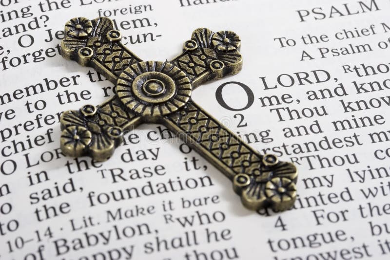 Bibbia con una traversa immagine stock. Immagine di religione - 2294827
