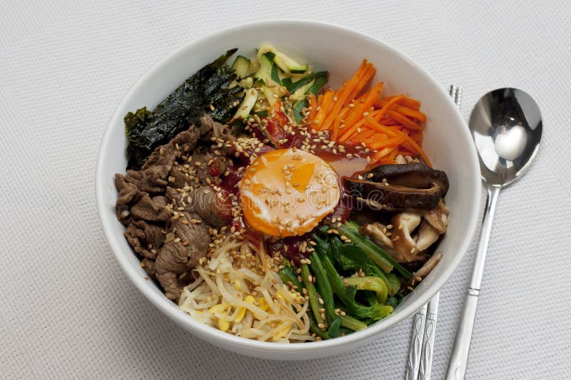 Bibimbap koreansk mat fotografering för bildbyråer. Bild av morot ...