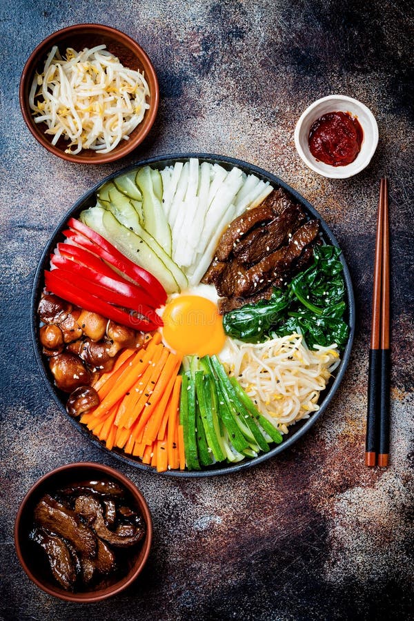 Bibimbap, Prato Coreano Tradicional, Arroz Com Vegetais E Carne Imagem ...