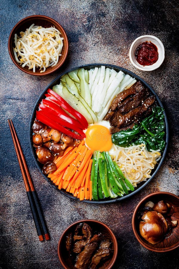 Bibimbap, Prato Coreano Tradicional, Arroz Com Vegetais E Carne Imagem ...