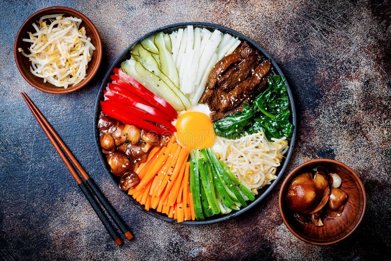Bibimbap, Prato Coreano Tradicional, Arroz Com Vegetais E Carne Imagem ...