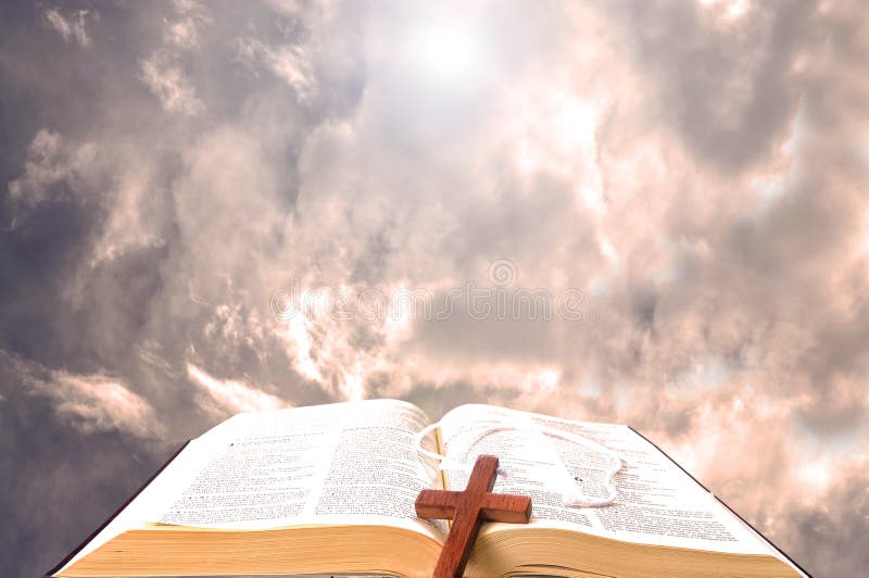 Bible Et Les Cieux Comme Fond Image stock - Image du prière, élément ...