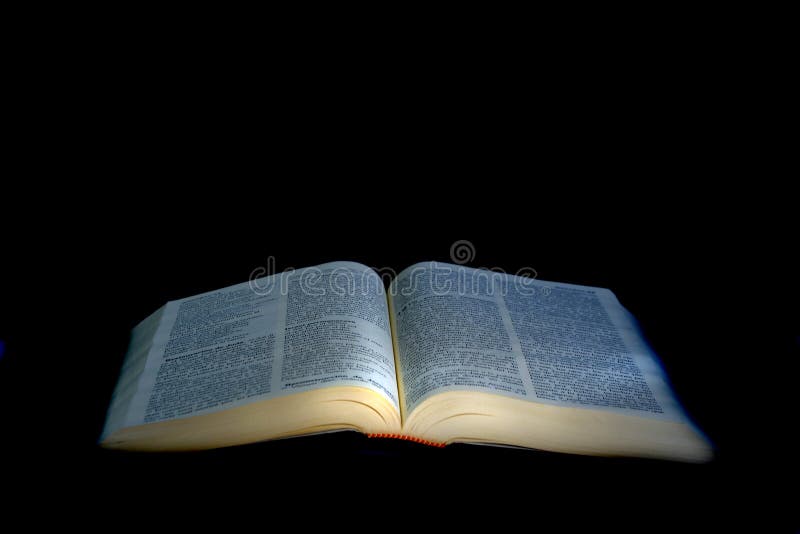 Biblia abierta iluminada foto de archivo. Imagen de biblia - 5110346