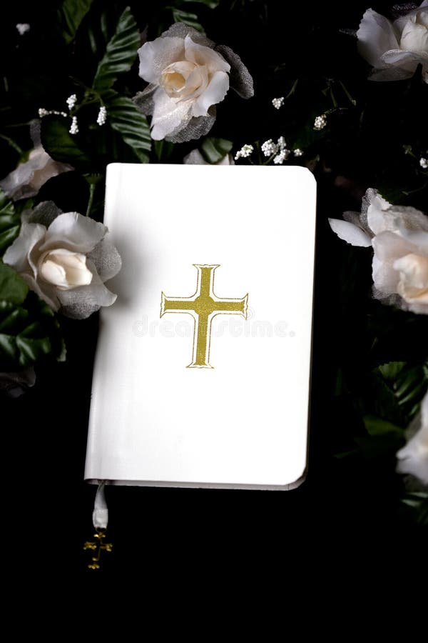 Biblia con las flores imagen de archivo. Imagen de blanco - 6903715