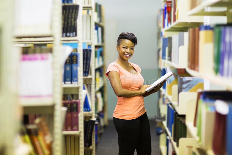 Biblioteca Africana Della Studentessa Di College Immagine Stock ...
