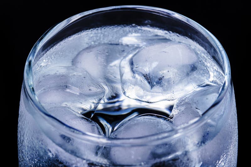 Bicchiere D'acqua Con Ghiaccio Immagine Stock - Immagine di bevanda ...