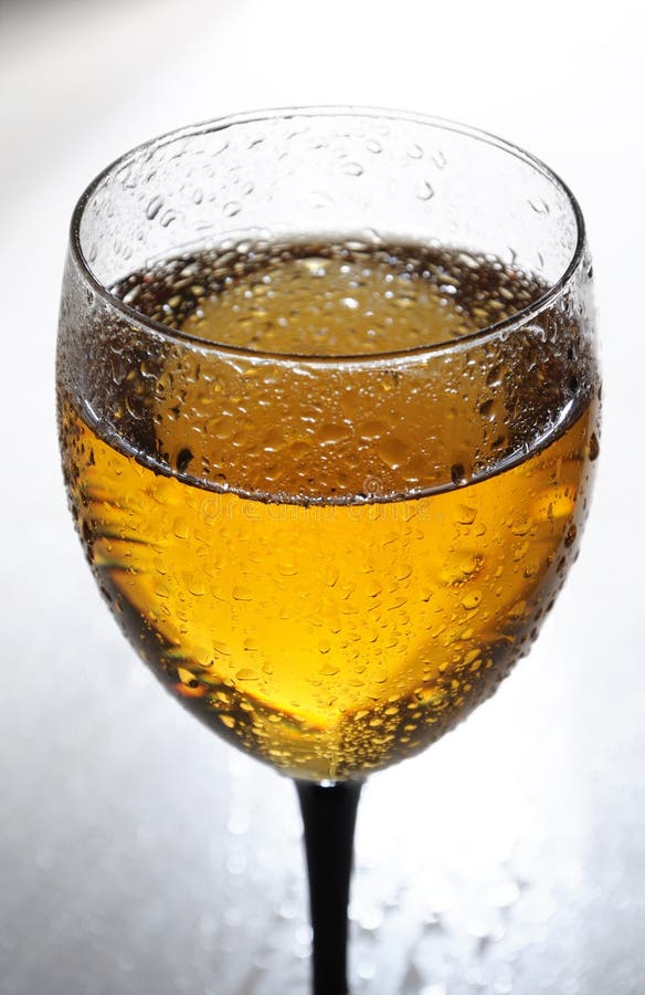 Bicchiere di vino immagine stock. Immagine di verticale - 16756687