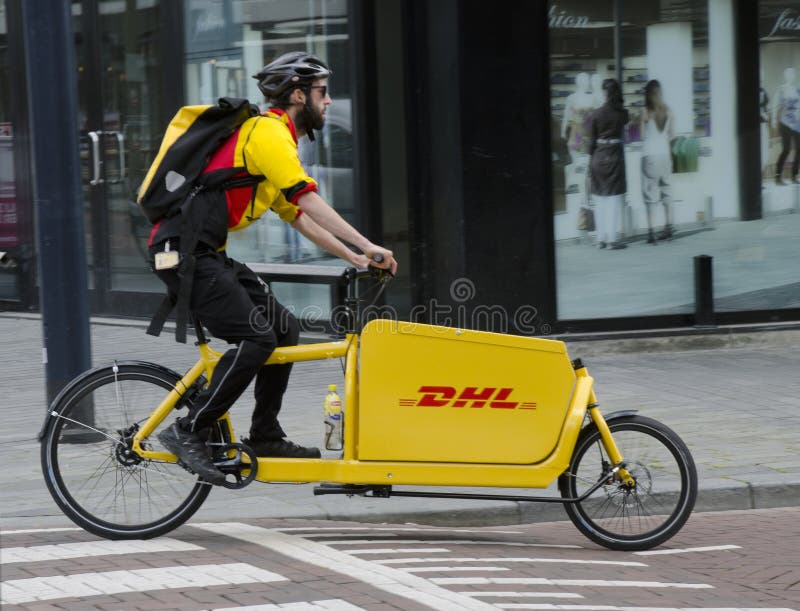 Bici de la entrega de DHL imagen editorial. Imagen de amarillo - 56666765