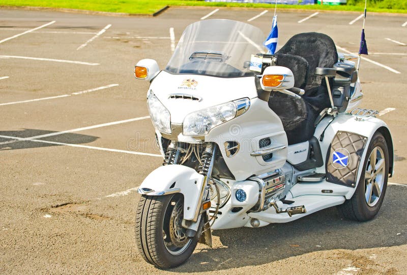 Bici de lujo con 3 ruedas. foto editorial. Imagen de superficie - 20321256
