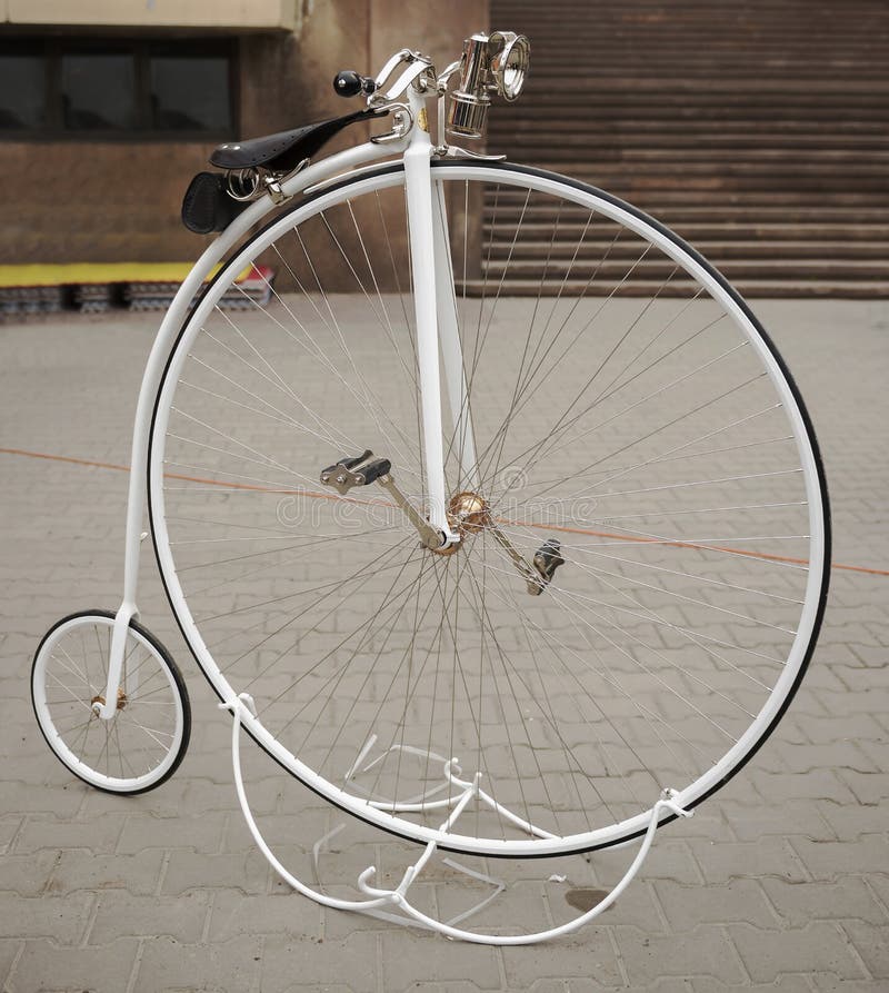Bicicleta Con Una Rueda Delantera Grande Foto de archivo - Imagen de ...