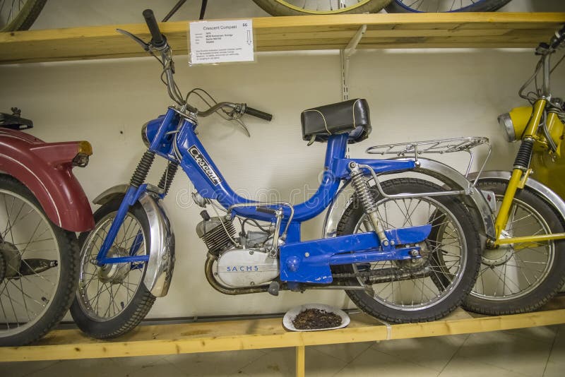 Bicicleta Motorizada, Estojo Compacto 1970 Crescente Fotografia ...