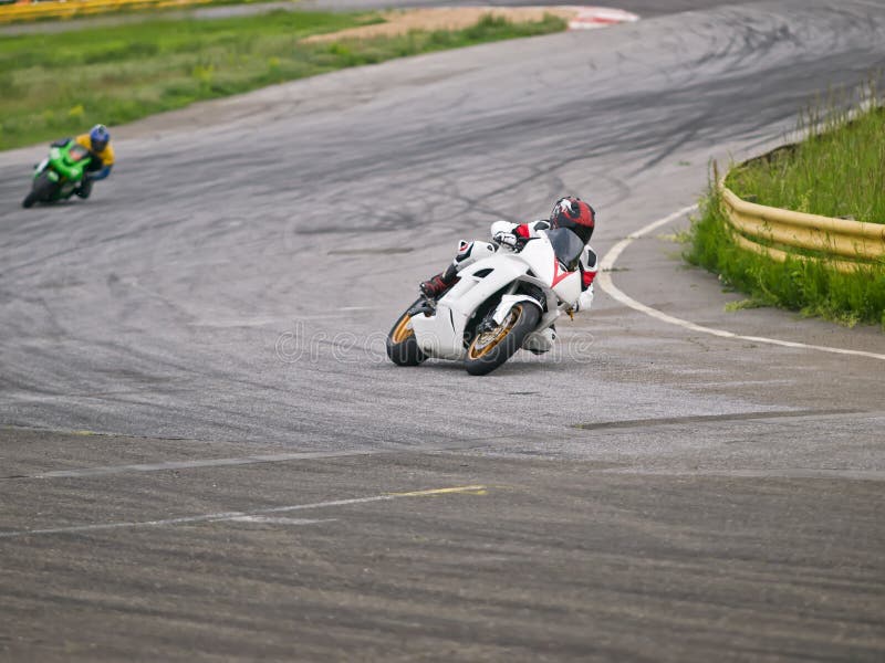 Moto en pista foto de archivo. Imagen de pista, moto - 76334690