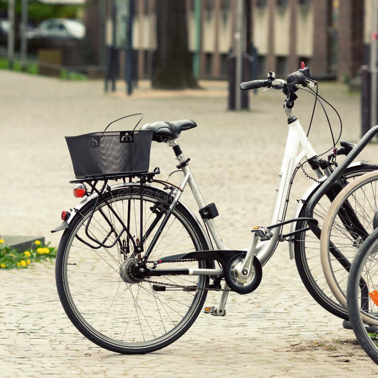 Bicyclette sur la rue image stock. Image du personne - 30875657