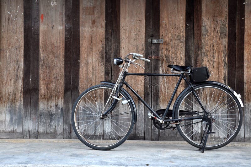 Stary Czerwony Rower W Domu Zdjęcie Stock - Obraz złożonej z ...