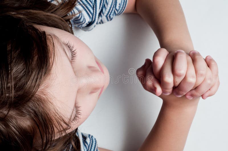 De Handen Van Het Kind Het Bidden Stock Foto - Image of kind, tuin: 1962296