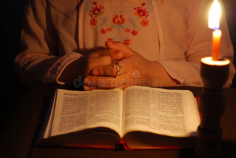 Biddend kind stock foto. Image of levensstijlen, gloeien - 2505598