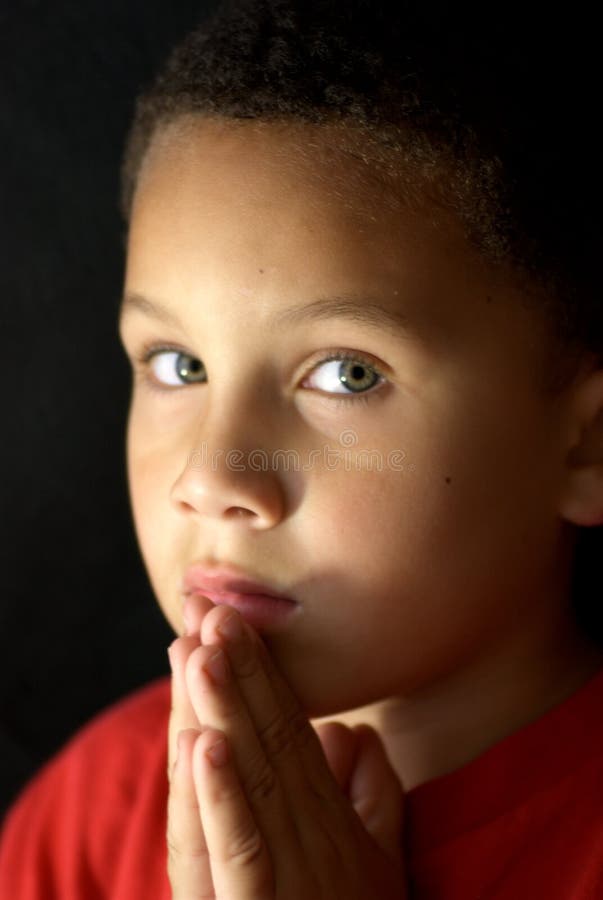 Biddend Kind stock foto. Image of kijk, huid, kijken, privé - 4784362