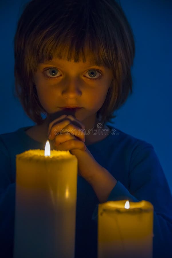 Biddend meisje stock afbeelding. Image of achtergrond - 35574721