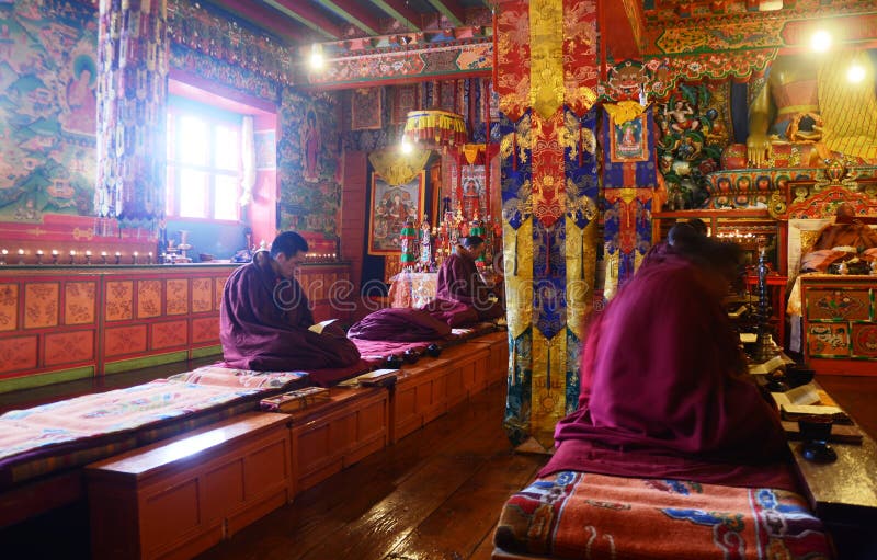Biddende Boeddhistische Monniken Redactionele Foto - Image of toerisme ...