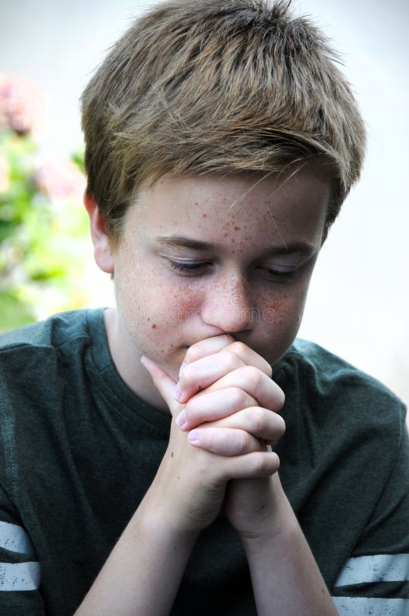 Weinig Jongenskind Die En Houten Rozentuin Bidden Houden Stock ...