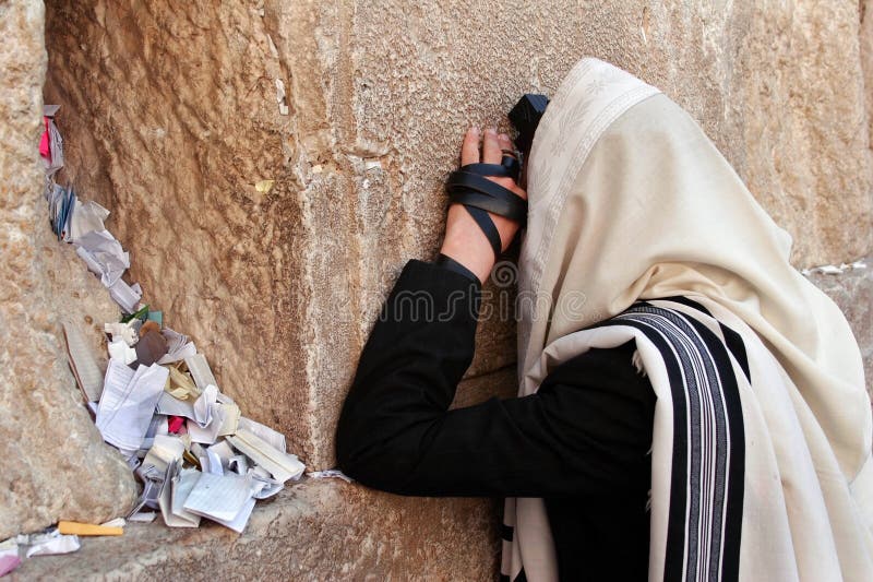 Biddende mens -5 stock afbeelding. Image of sjaal, juweel - 3143525