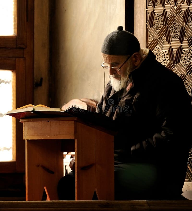 Biddende moslim redactionele stock foto. Image of aanhangers - 17895548