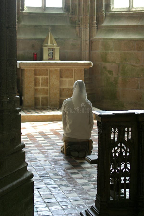 Biddende non in kerk stock afbeelding. Image of vergiffenis - 1761937
