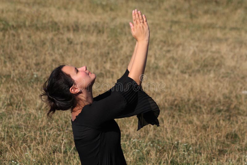 Biddende vrouw stock afbeelding. Image of gezicht, openlucht - 10502289