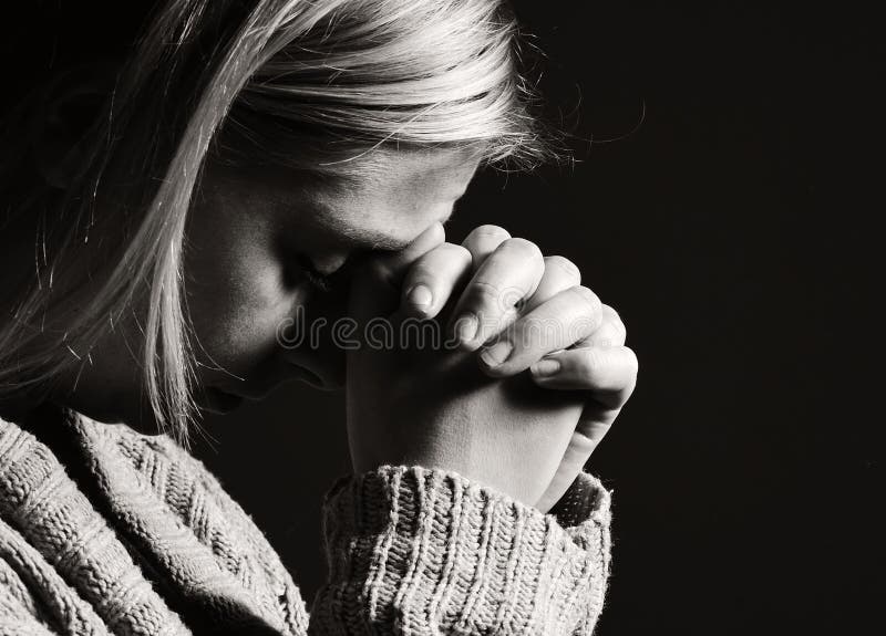 Biddende Vrouw stock foto. Afbeelding bestaande uit begrafenis - 72370246
