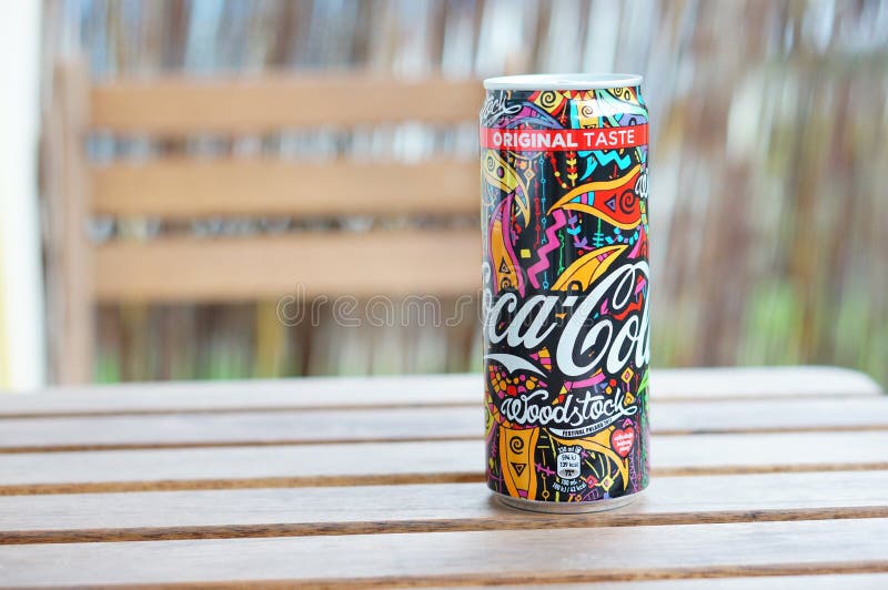 Bidon de coca-cola photo stock éditorial. Image du kola - 97482893