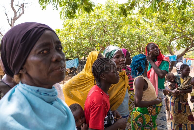 Bieda 4 Ale Bezpieczne Kobiety Zdjęcie Editorial - Obraz złożonej z ...