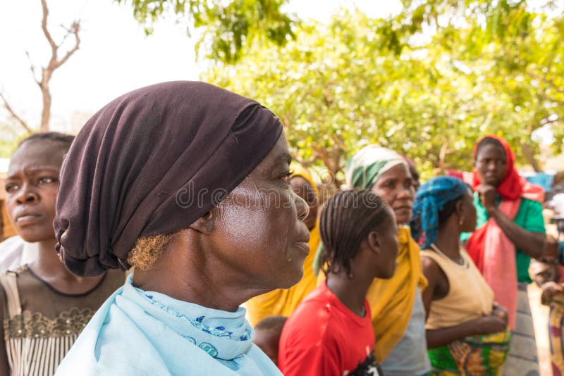 Bieda 4 Ale Bezpieczne Kobiety Zdjęcie Editorial - Obraz złożonej z ...